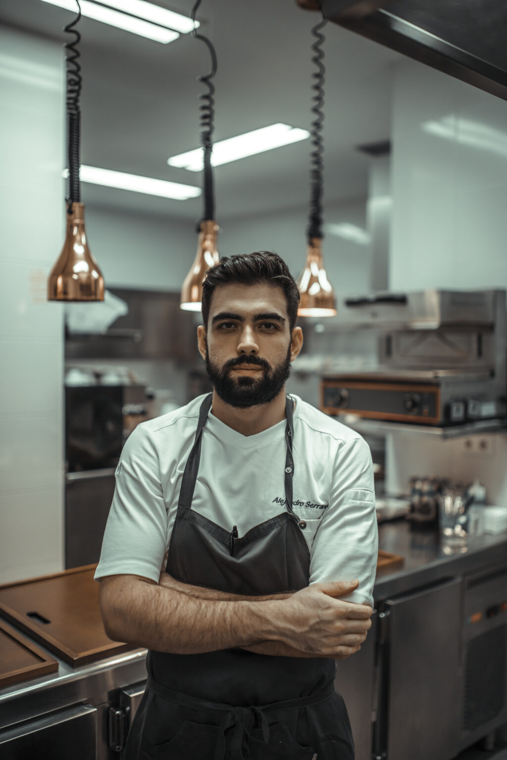 En la cocina con Alejandro Serrano, el chef más joven en ganar una ...
