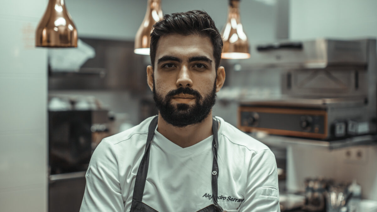 En la cocina con Alejandro Serrano, el chef más joven en ganar una ...