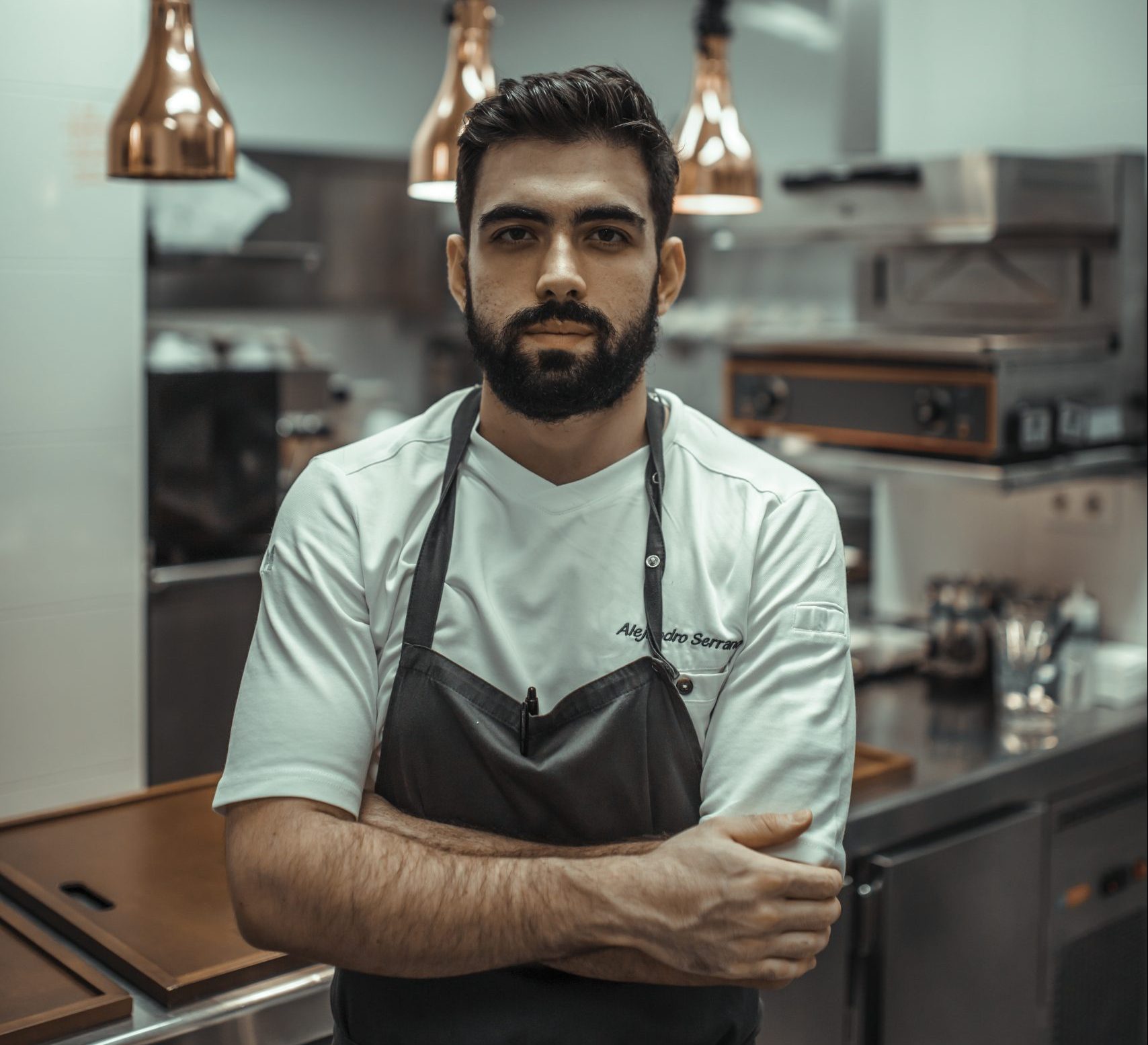 En la cocina con Alejandro Serrano, el chef más joven en ganar una ...