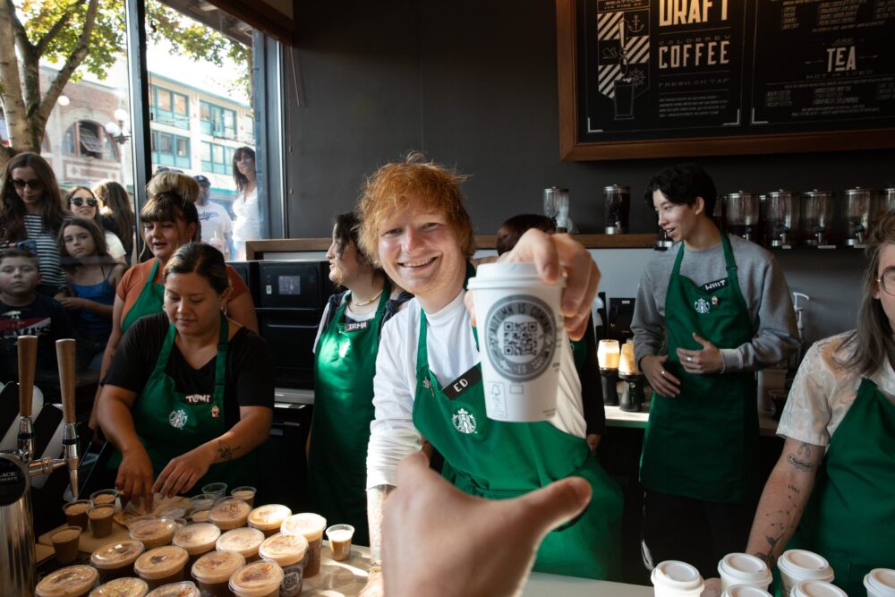 Ed Sheeran se pone en el papel de barista de Starbucks para promocionar ...