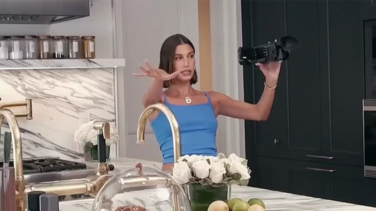 Hailey Bieber hace un tour por su cocina llena de arte y ‘caos’ - Tapas