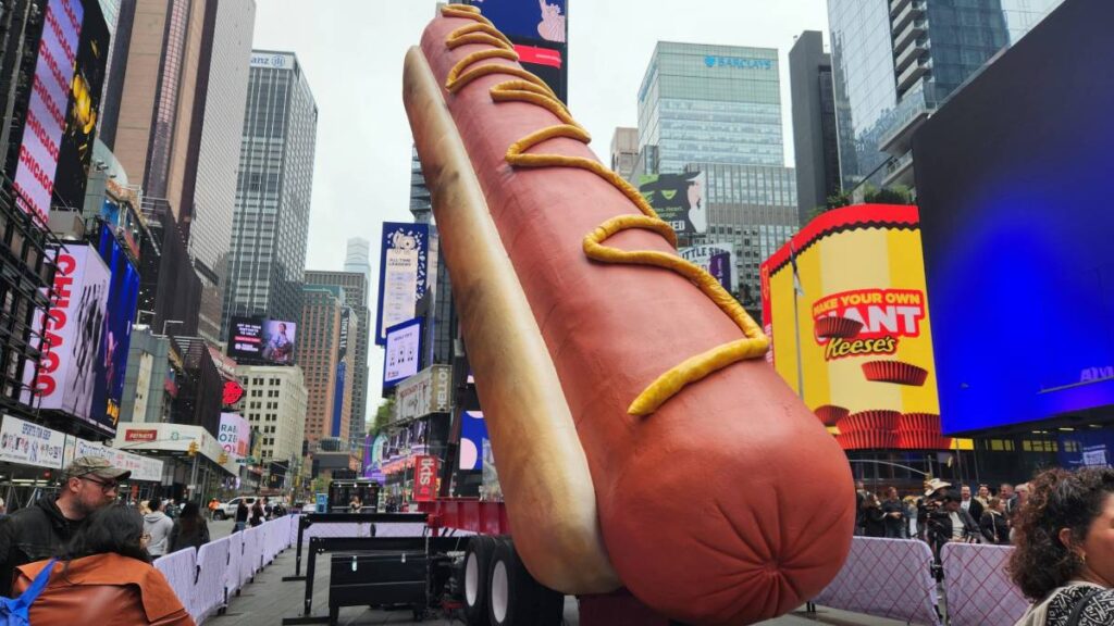 Esta es la razón por la que hay un perrito caliente gigante en Times ...