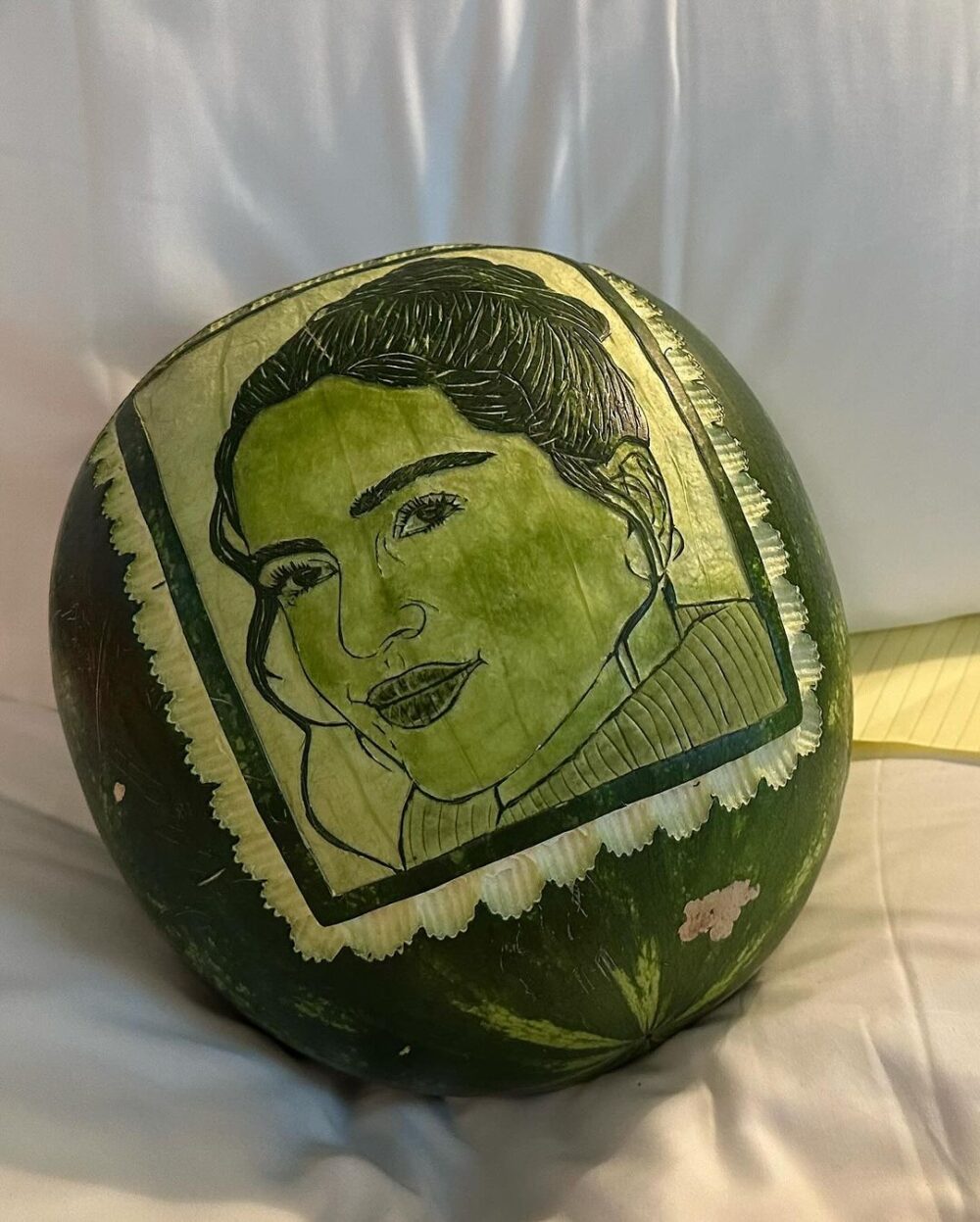 Una fan sorprende a Rosalía con una sandía con su rostro - Tapas