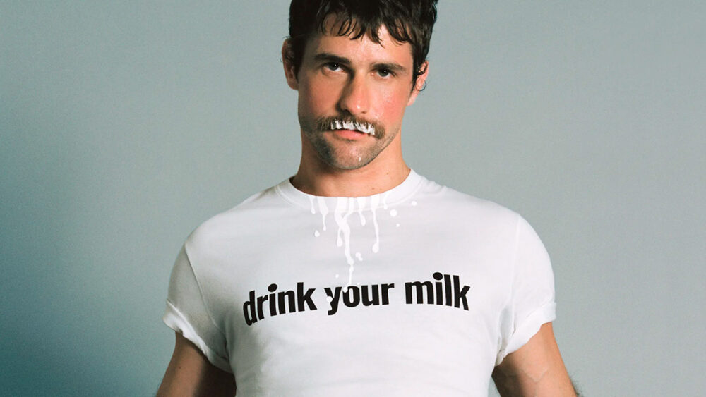 Jonathan Bailey presents the 'Drink your milk' campaign with LOEWE - Tapas