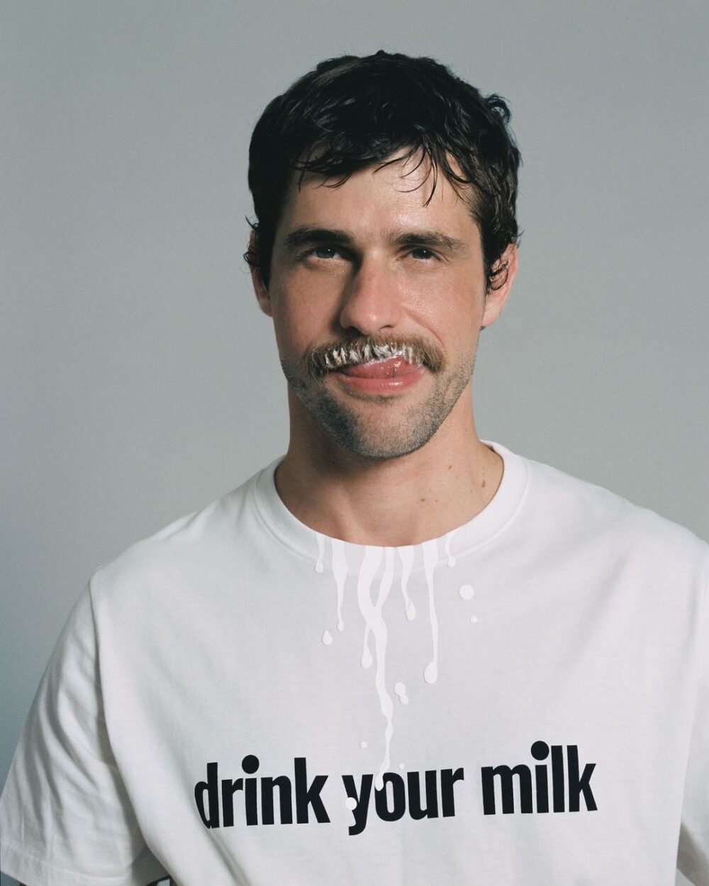 Jonathan Bailey presents the 'Drink your milk' campaign with LOEWE - Tapas
