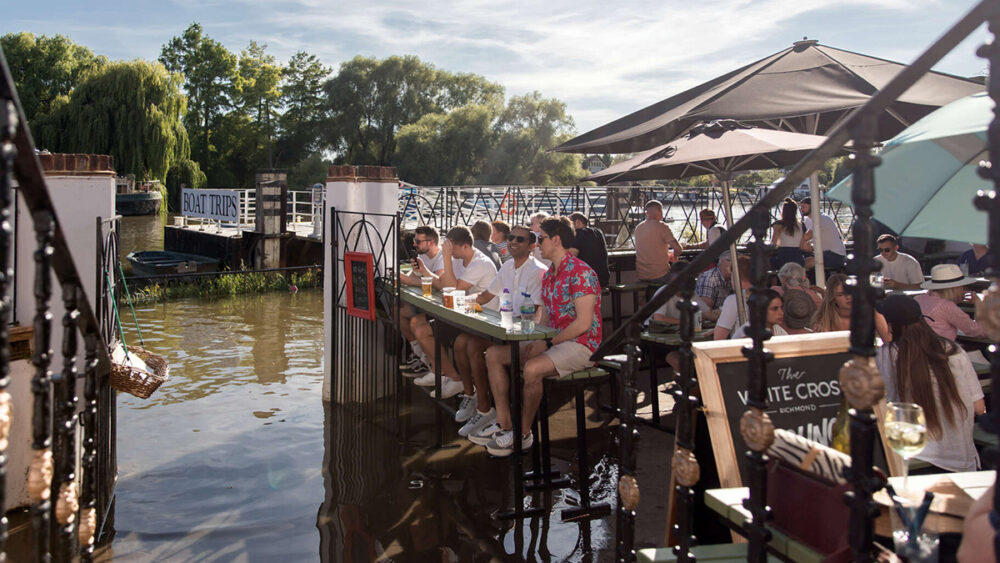 Inside London's iconic pub that floods at high tide - Tapas