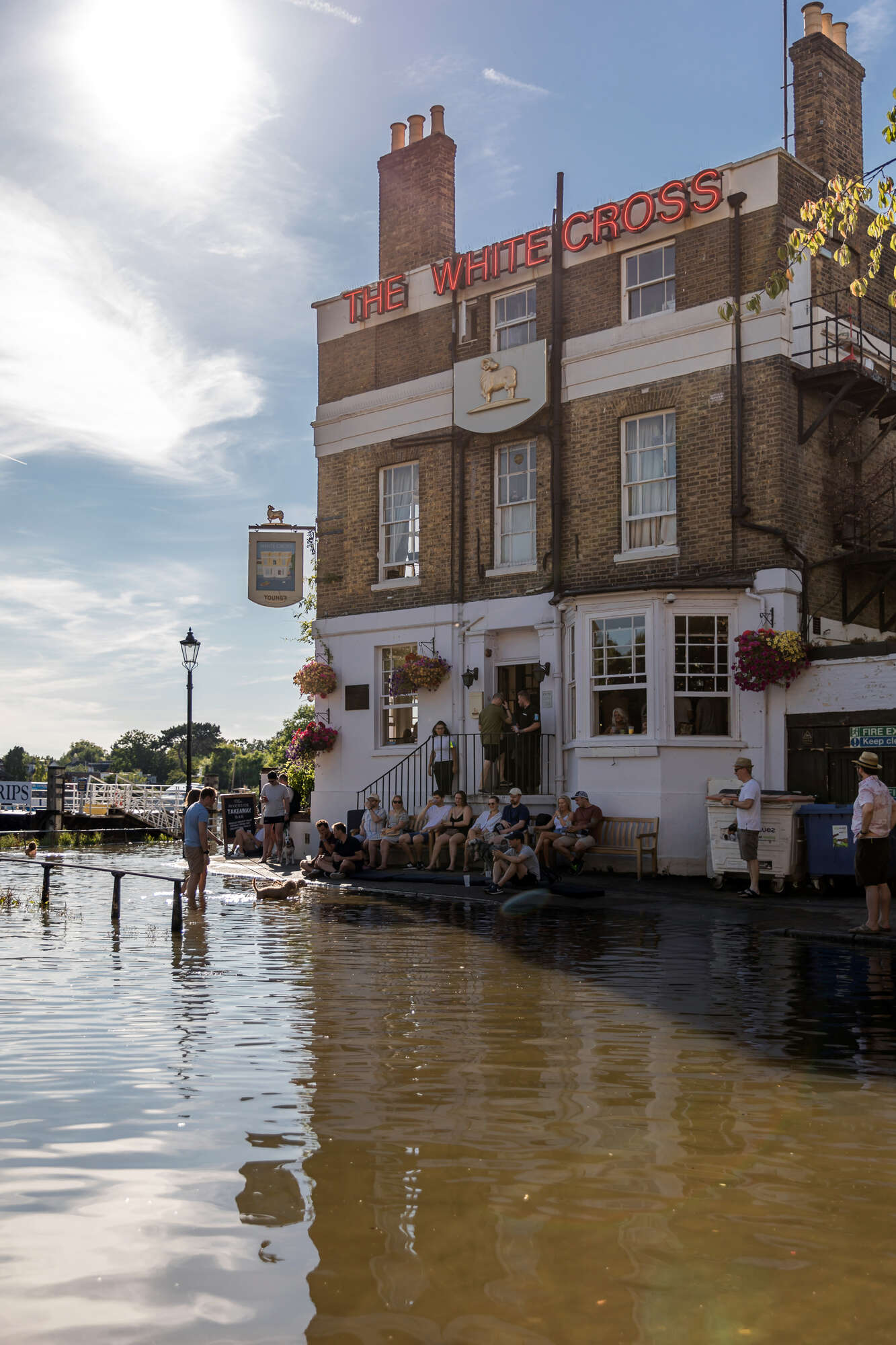 Inside London's iconic pub that floods at high tide - Tapas
