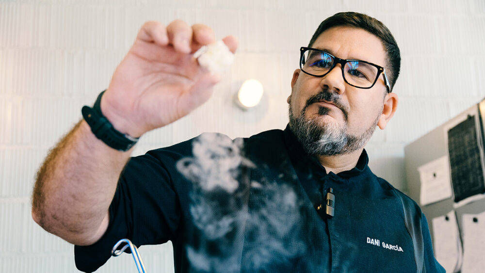 Dani García teaches us how to cook like him in his new culinary series ...