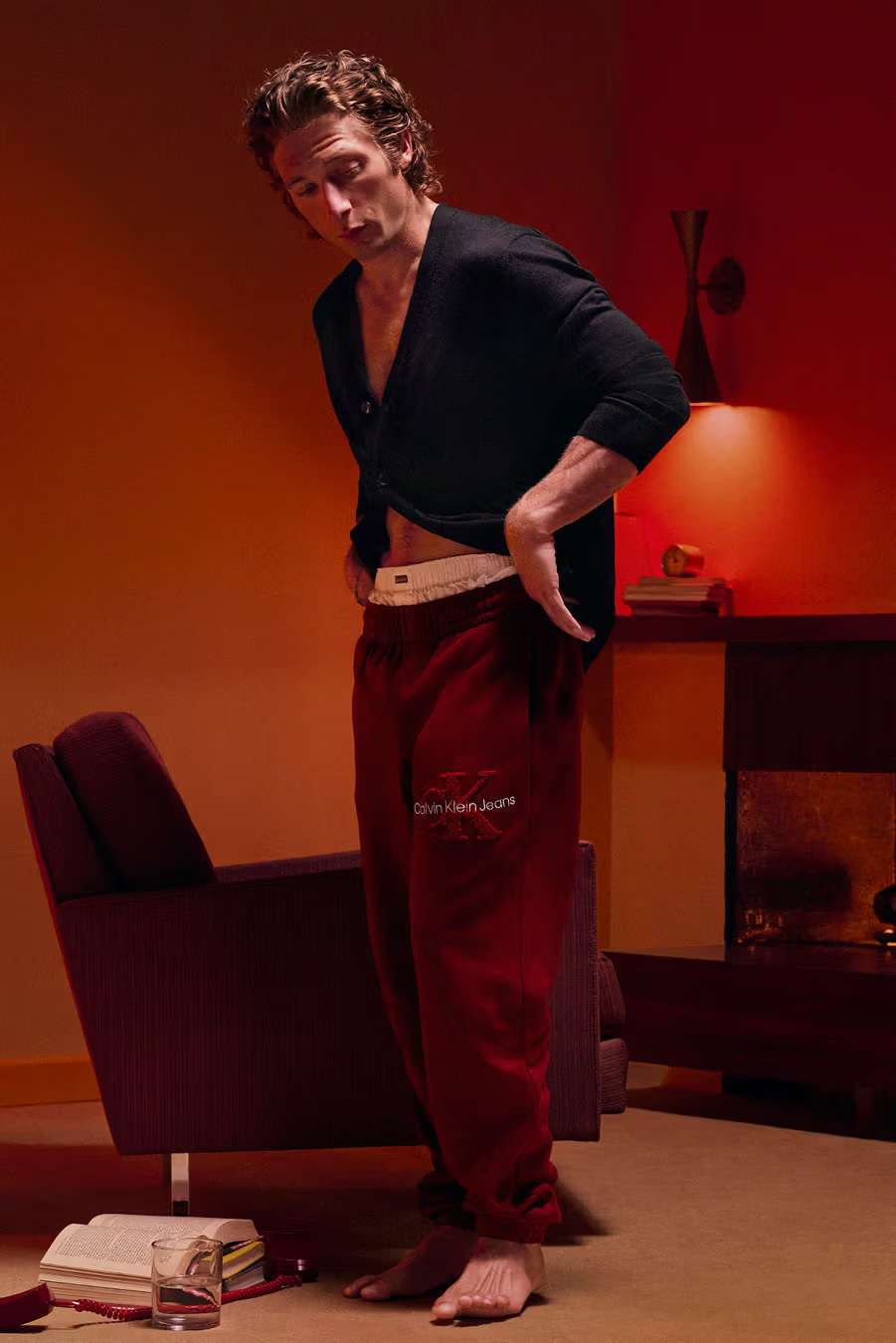 Jeremy Allen White returns to the kitchen with Calvin Klein - Tapas