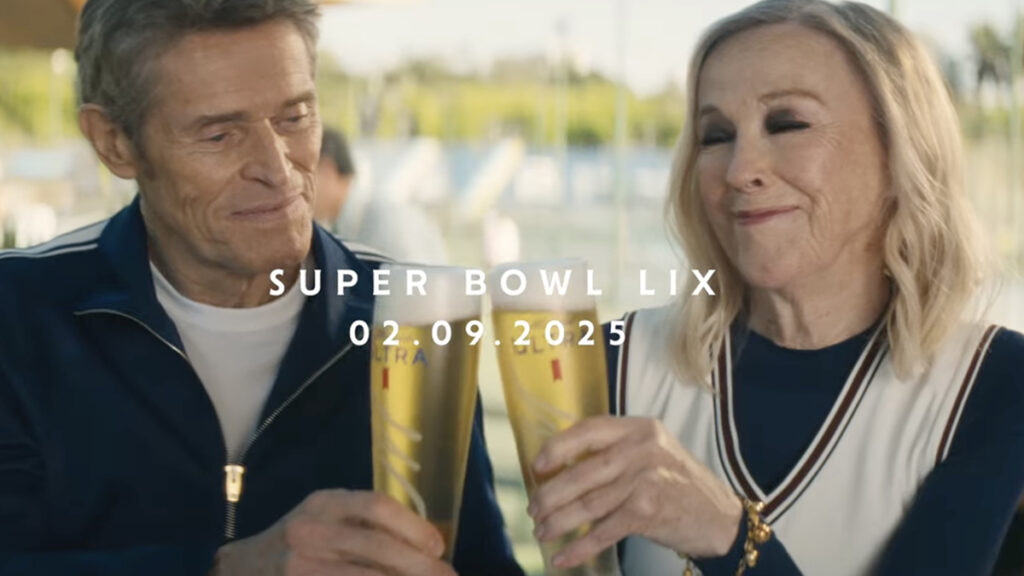 Willem Dafoe y Catherine O'Hara se toman una cerveza en el anuncio de ...